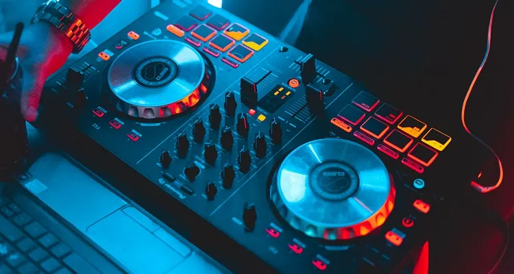 Les 10 Meilleurs Contrôleurs DJ (Sélection et Guide d'Achat)